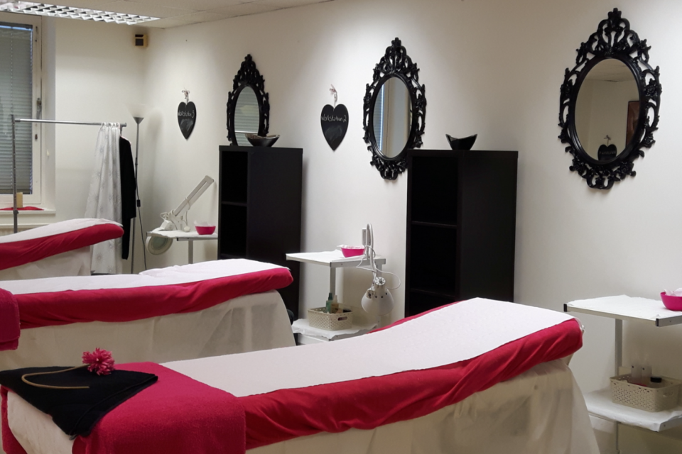Manchester Beauty School - Training Courses | The Beauty Academy